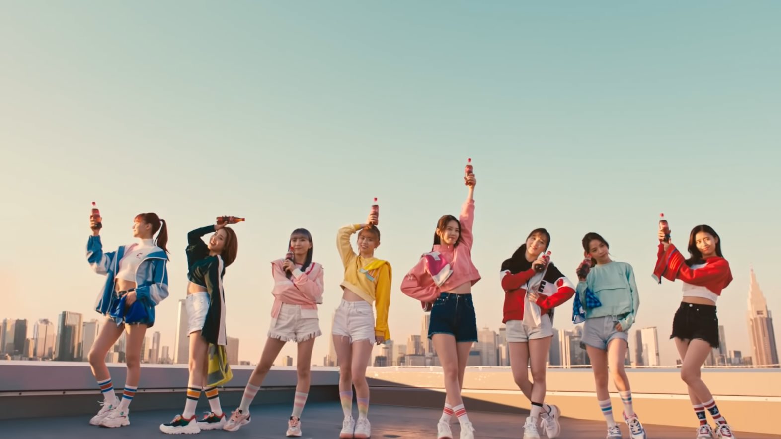 コカ･コーラ「この瞬間が、私。」篇「この瞬間が、私。 Summer」篇 NiziU | CM Watch